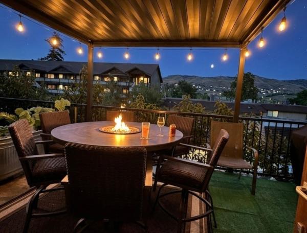 Lakeside Luxury With Hot Tub And Pool - Chelan, WA