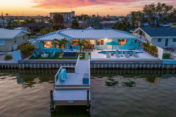 Private Dock Pool Hottub Puttputt Games - St. Pete Beach, FL