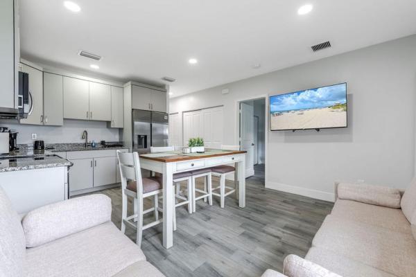 Stylish Wpb Retreat Comfort And Convenience - West Palm Beach, FL