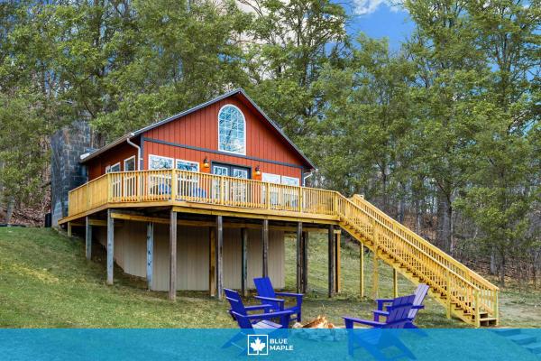 Loft Cabin W, Hot Tub, Fire Pit, Huge Deck & Wifi! - Big Pool