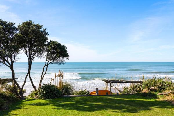 On The Dunes - Beachfront Kiwi Bach - Gisborne