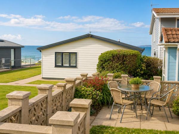 Seafront 2-bed Chalet With Terrace & Parking - Steps From Westward Ho! Beach - Devon