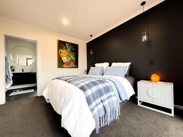 Lake View Retreat - Pool, Sauna, Gym & More - Taupo
