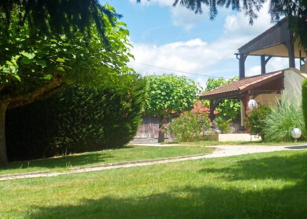 Maison Confortable Avec Piscine Partagée à Saint-genies. - Aquitaine