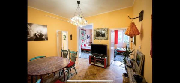 Cozy Arty Flat Near The Castle - Budapest