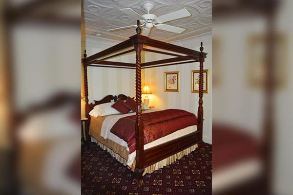 Cornerstone Victorian Bed And Breakfast - Adirondack Mountains