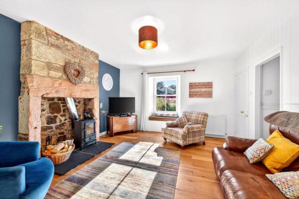 Berwick - Sleeps 5 - 3 Bedrooms - 1 Bedroom Downstairs With Bathroom - Secure Garden - Dogs Stay Free - Stunning Beach Walks - Near Restaurant & Play Park & Garden Centre - Log Fire - Outdoor Eating - Free Parking - Quiet Rural Location - Fast Wifi - Berwick-upon-Tweed