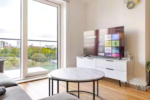 Apartment - Sleeps 4 - Parking - Salford