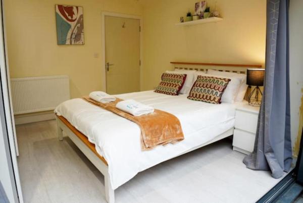 Cosy 1 Bed-flat With Patio Near Heathrow - Staines-upon-Thames