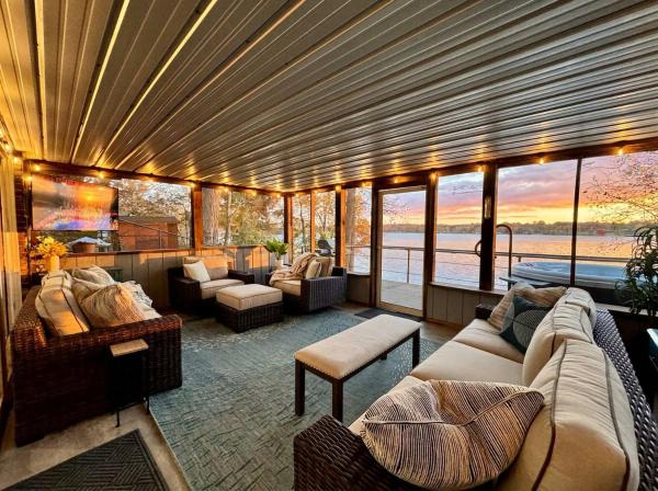 Cozy Lakefront Aframe W Hot Tub & Dock - Mount Zion, IL