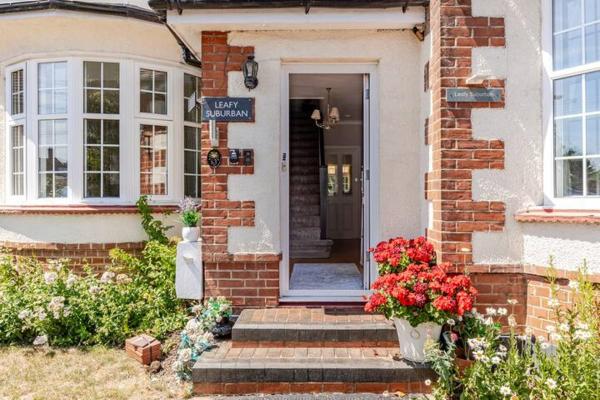 Leafy Suburban Bed And Breakfast - Watford