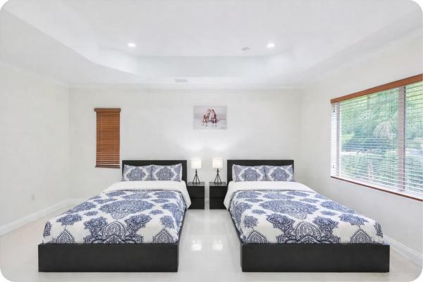 Twin Luxury Villas - 10bedroom - 8baths - Private - Miramar, FL