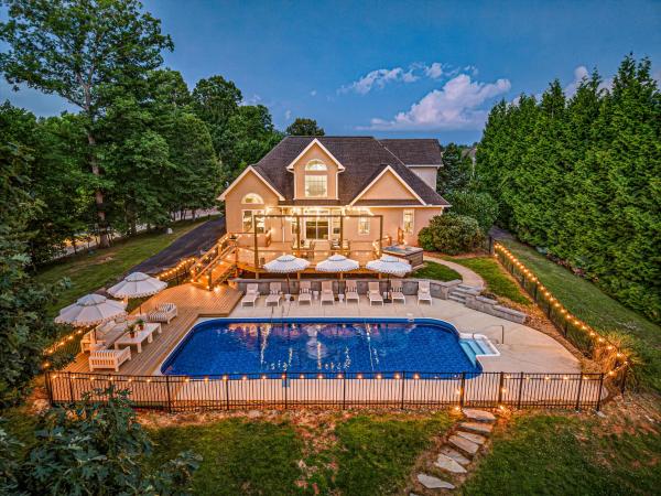 Newly Renovated Luxurious Home W/ Pool, Hot Tub & Entertainment Hub | 20 Mins To Downtown Avl - Asheville, NC