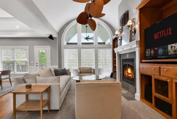 5br Luxury Retreat Near World Cup Stadium - Blue Springs Lake