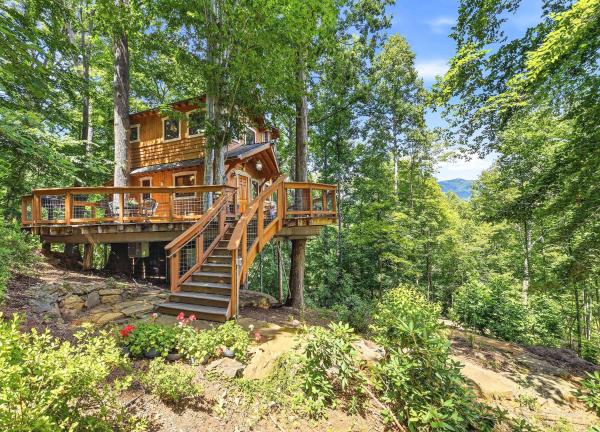 Luxury Treehouse Gas Fireplace Bbq Firepit Outdoor Dining Shared Creek Access - Weaverville, NC