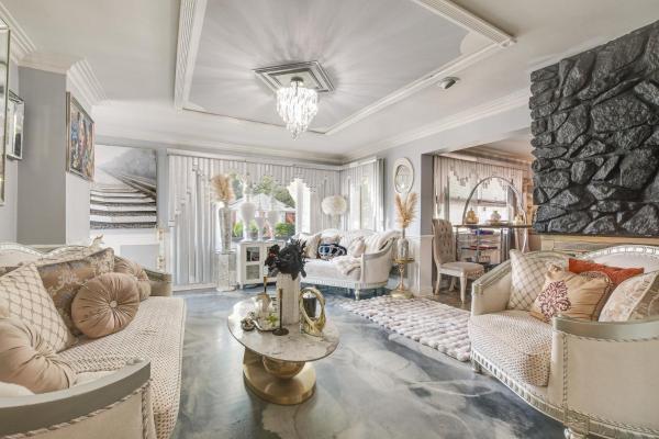Near Parks & Eats! Elegant Southwest Chicago Home - Chicago, IL