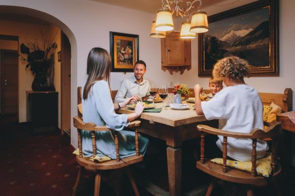 Hotel Gasthof Kröll, 1x Großglockner Kostenlos, Kinder Bis 12 Jahre Frei, Restaurant Mit Regionaler Küche - Uttendorf
