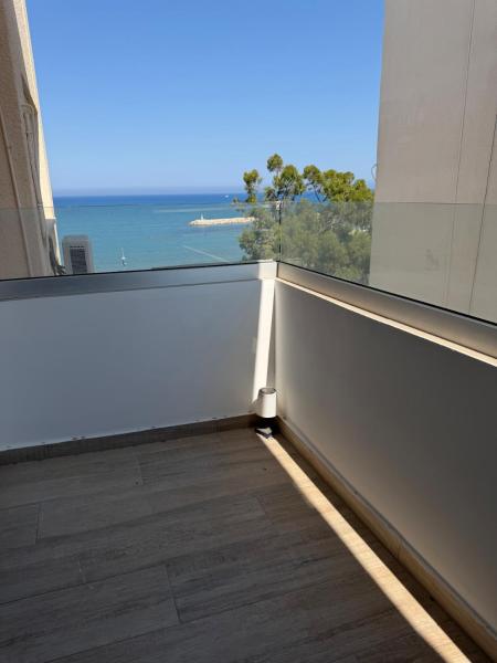 Modern 2br Beachfront Apt With Communal Pool - Chypre