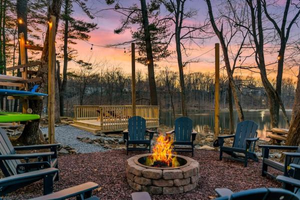 Poconos Lakefront Hot Tub,sauna, Firepit, Kayaks - Stroudsburg, PA