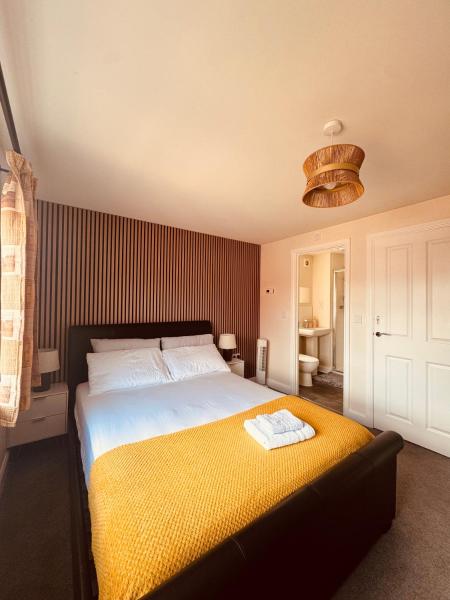 Bierton & Aylesbury Room - King Ensuite & Free Parking - 60 Coronet Road - Aylesbury