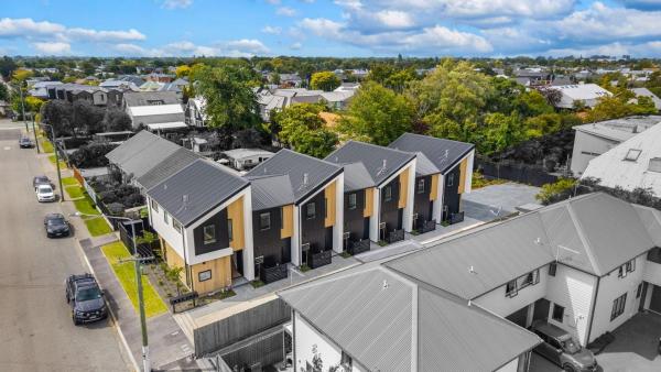 Vintage Style Townhouse With Private Parking - Christchurch