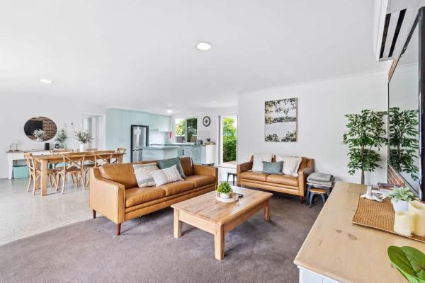 Light And Bright At Maloneys - Long Beach