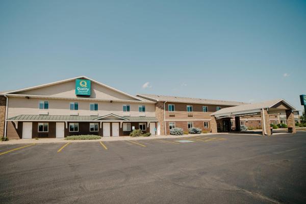 Quality Inn & Suites Watertown Near Prairie Lakes Ice Arena - Watertown, SD