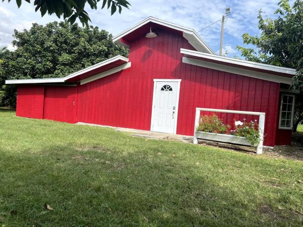 Beautiful Red Cottage For A Relaxing Getaway On A Tropical Fruit Farm Near Homestead, Florida - Homestead, FL