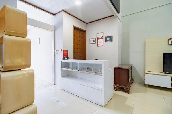 Reddoorz Plus Near Cilandak Town Square 2 - Jakarta