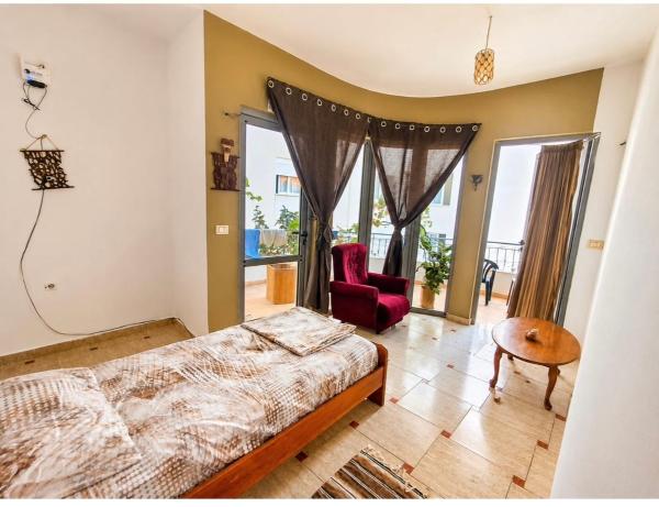 Lovely Room With Balcony For Single Traveller - Shared Kitchen & Bathroom - Saranda