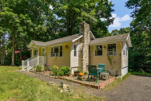 Wooded Highland Lakes Cabin Near Mountain Creek - New Jersey