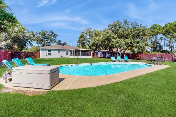 Amazing Home Near Beach With Private Pool Screened Porch & Huge Yard - Navarre, FL