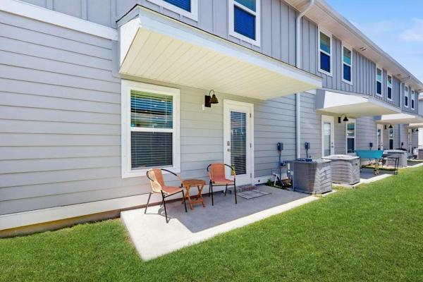 Beautiful Townhouse With Plenty Of Space Full Kitchen & Close To Beach - Pensacola Beach, FL