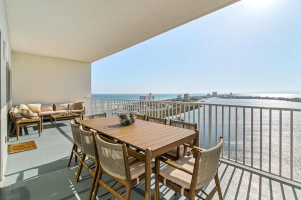 Bayfront Penthouse With Huge Balcony Stunning Beach-harbor Views & Pool - Pensacola Beach, FL
