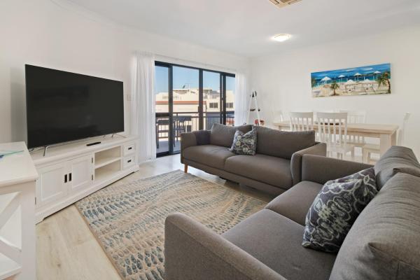 Riverfront 2br Apt With Views, Balcony & Parking - Mudjimba