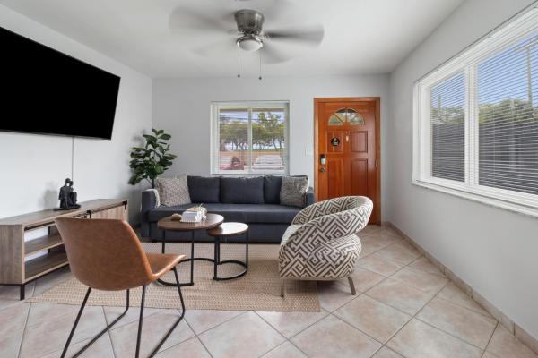 Stylish Dania Beach Stay Beach, Cruise Port Fll Airport - Dania Beach, FL