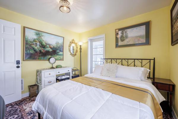 Room B3 Shared Bathroom Queen Bed Privacy Balcony - Rochester, NY
