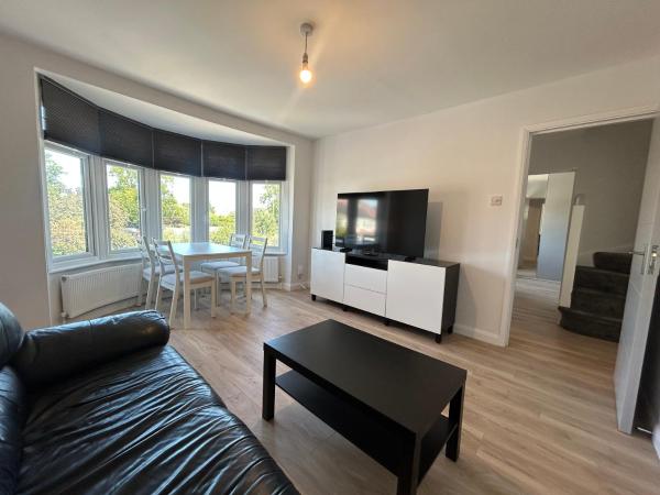Newly Refurbished 3bdr Home With Parking - Enfield, UK