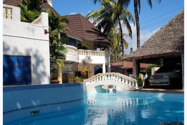 4 Bed Villa - Sleeps 8 - Pool - Garden - Parking - Diani Beach