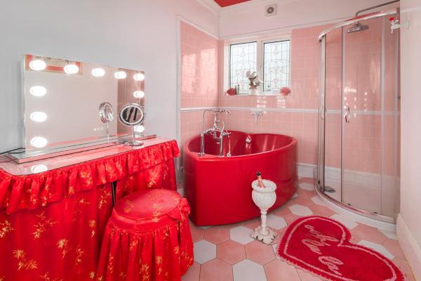 Colourful 3bdr Home With Garden And Spa Bath - London