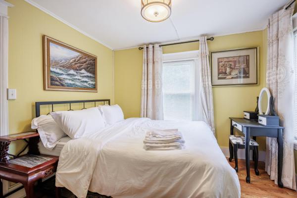 Room B5 Shared Bathroom Queen Bed Washer Dryer - Rochester, NY