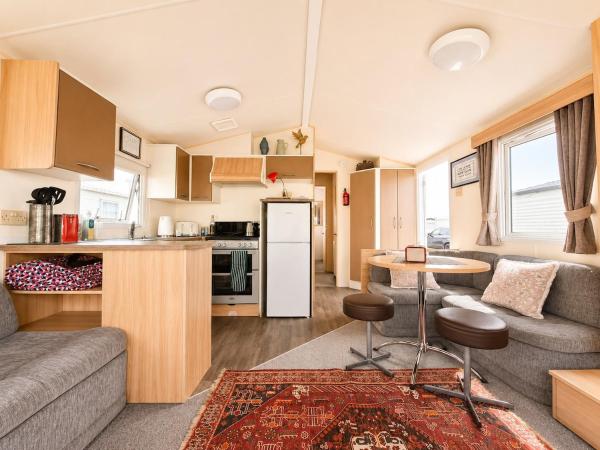The Happy Camper, Modern Caravan In Parkdean Camber Sands Resort - Sleeps 6, Pet Friendly, 2 Minute Walk To Entertainment Hub - Camber Sands