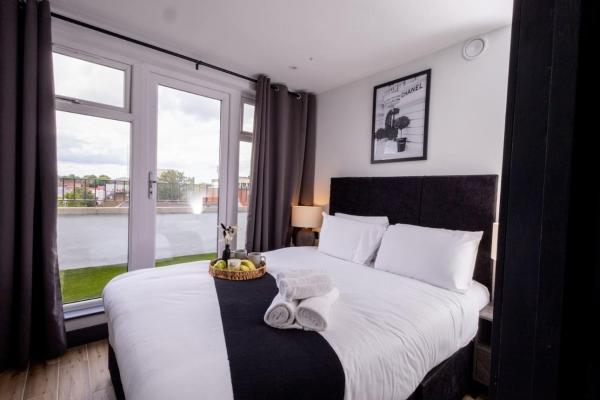 Brand-new Top-floor Flat With Stunning Balcony & Parking - Edgware
