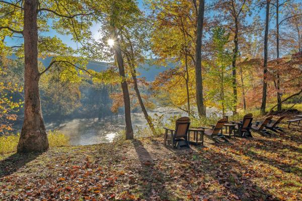 Herons Rest -- Riverfront, Fire Pit, All Seasons Porch, Grill, Games, Fishing, Deck, Wifi, River View - Berkeley Springs, WV