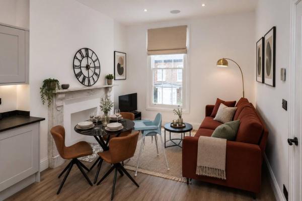 Shambles Flat East Mount By Furnished Accommodation Central Location York Races Close To Train Station. - York