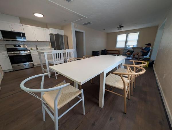 Parking Palace 8 Spaces Plus Sleeps 8 - Gainesville, FL