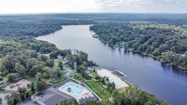 Pocono Getaway Lake & Pool In Gated Community - Mount Pocono, PA
