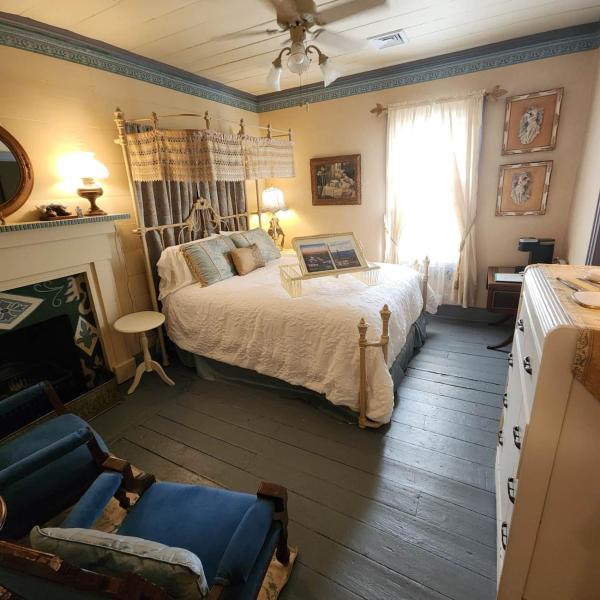Laura's Room At The Historic Eureka Inn - Johnson City, TN