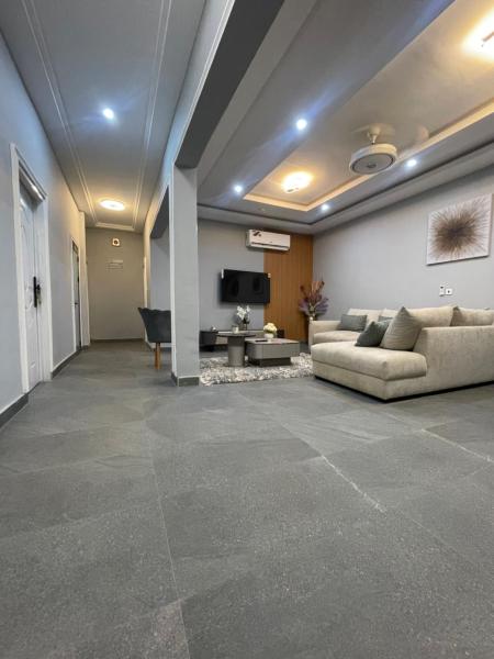 Modern 2-bedroom Apartment - Accra