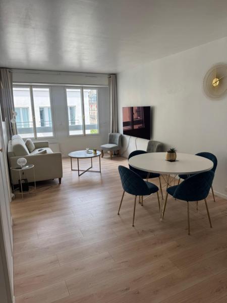 Central Paris Bright Renovated Apartment - Paryż